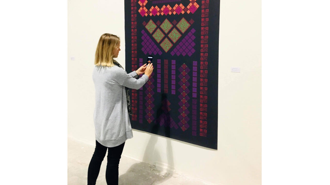 التطريز والتكنولوجيا في "ثوب" لسلافة حجازي - النشرة الثقافية