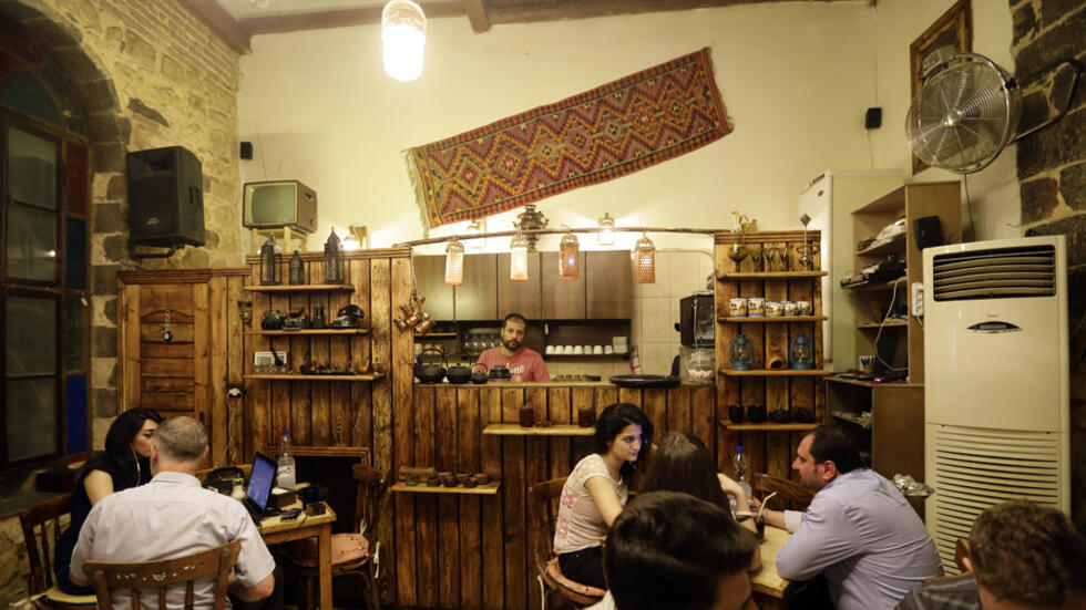 معرض لأعمال فنية في سوريا هجرها أصحابها بسبب الحرب