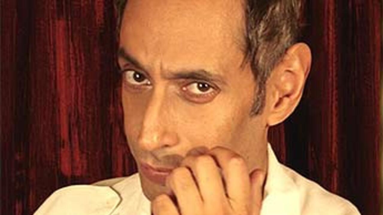 ماريو باسيل، نجم مسرح "الكوميدي نايت" - بدون قناع - مونت كارلو الدولية ...