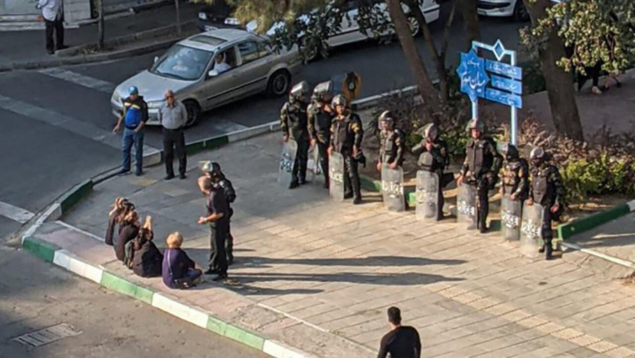 رغم تحذيرات الحرس الثوري... الإيرانيون يواصلون الاحتجاج والاضطرابات ...