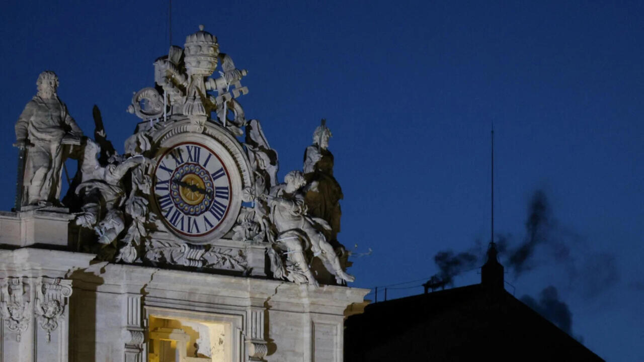 دخان أسود في الفاتيكان لا انتخاب لبابا جديد في اليوم الأول من التصويت