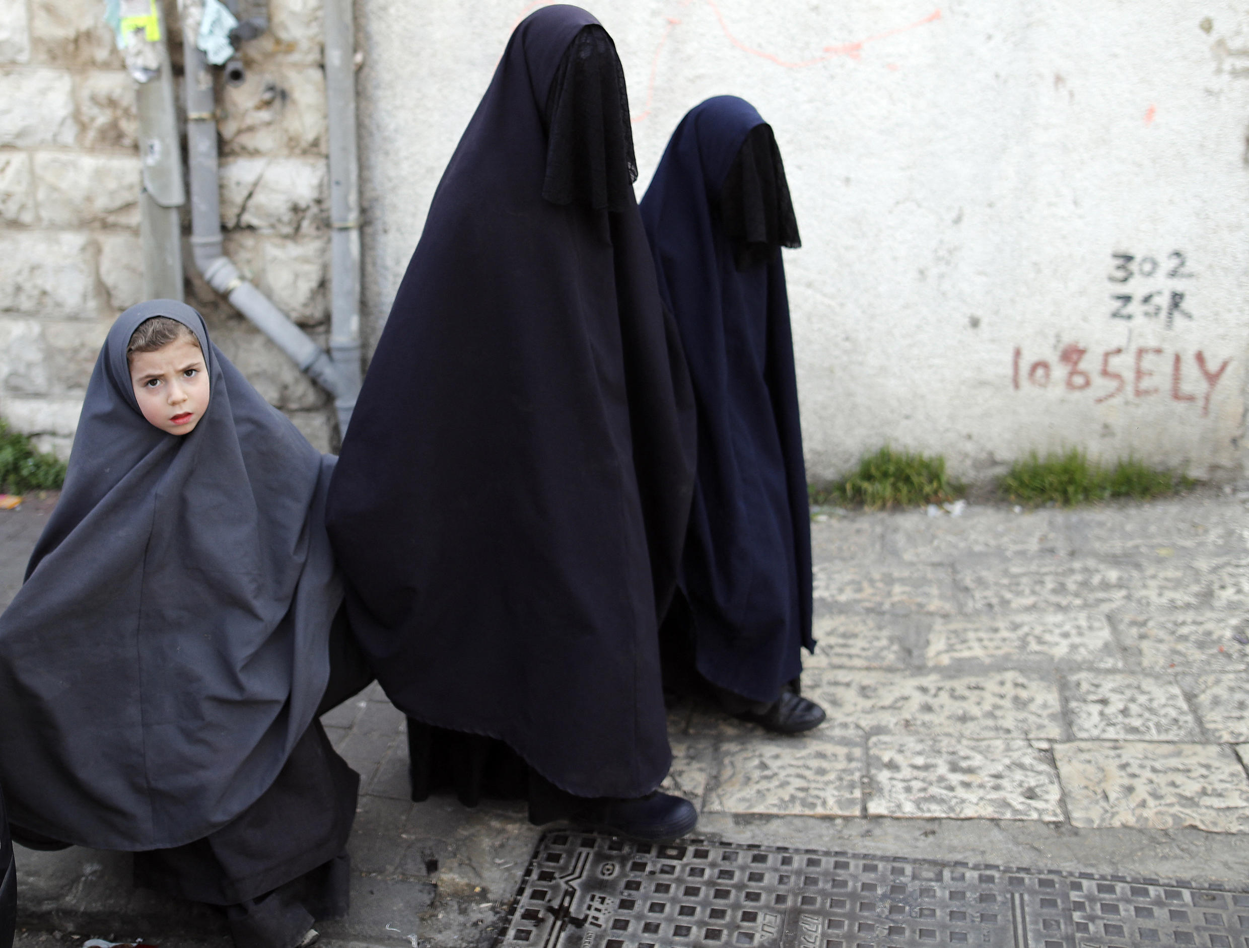 "الطالبانيات".. اليهوديات المنقبات بالكامل يقلقن إسرائيل ويقسّمنها